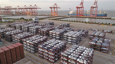 10月5日苏州港太仓港区国际集装箱码头一批新能源汽车即将通过可折叠车辆框架箱出口国外市场 中国水运报数字报中国水运网